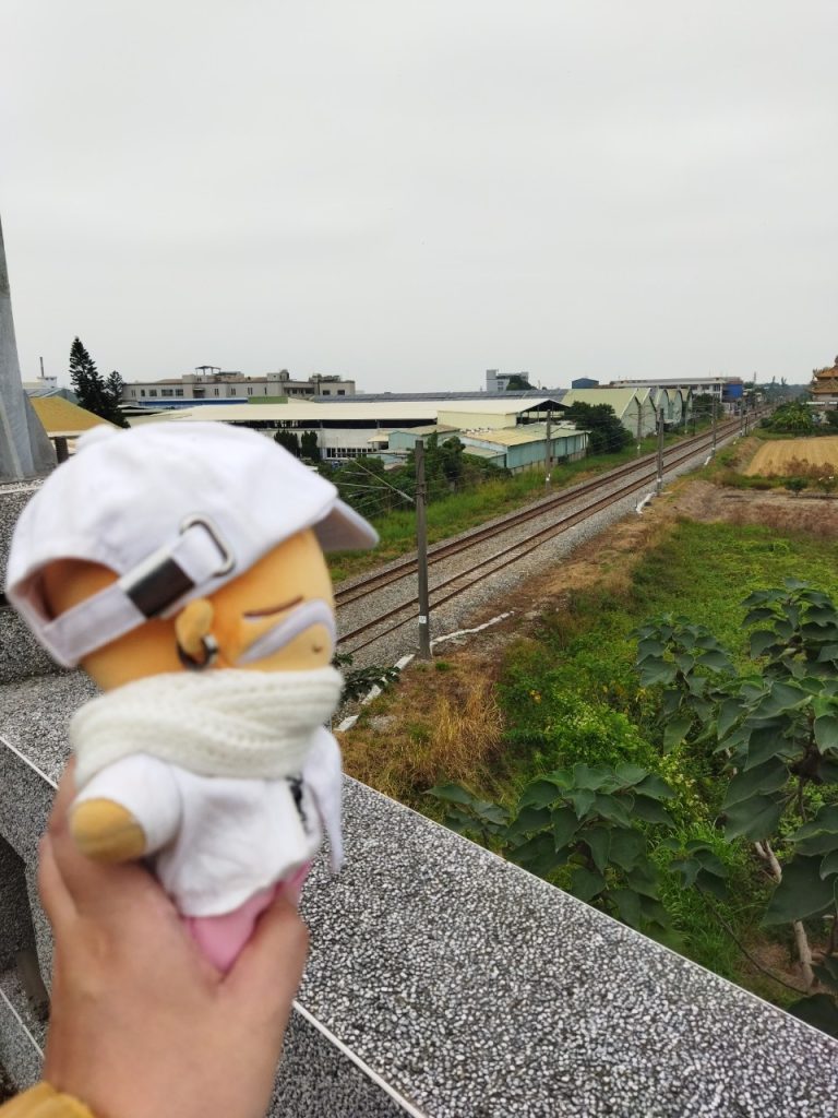 「嘉義遊記」KHTOY絨毛玩偶旗艦館，免門票景點，帶著娃娃來拍照打卡吧！｜民雄頭橋工業區《台灣觀光工廠推薦》 - Sacres薩克雷斯｜藝術創作市集活動 ‧ 美食旅遊吸貓之旅，加入喵喵教一起吸貓吧！