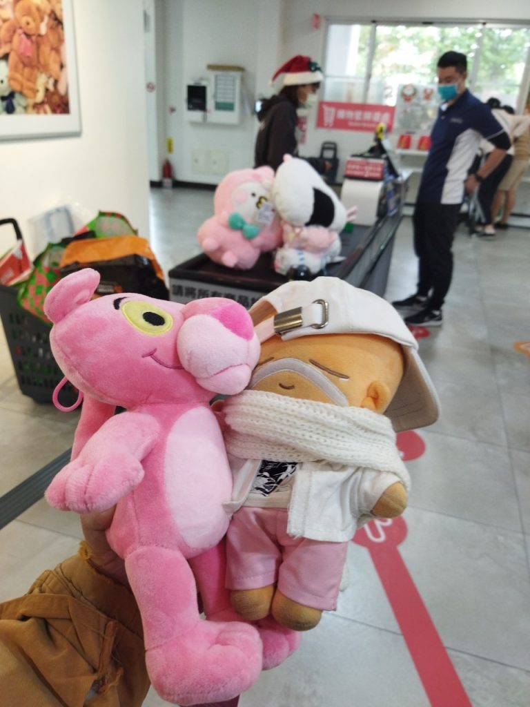 「嘉義遊記」KHTOY絨毛玩偶旗艦館，免門票景點，帶著娃娃來拍照打卡吧！｜民雄頭橋工業區《台灣觀光工廠推薦》 - Sacres薩克雷斯｜藝術創作市集活動 ‧ 美食旅遊吸貓之旅，加入喵喵教一起吸貓吧！